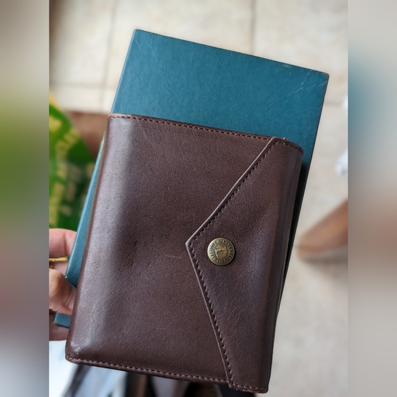 Levenger | Bags | Brown Levenger Wallet And Planner In One 425 X 5 ...